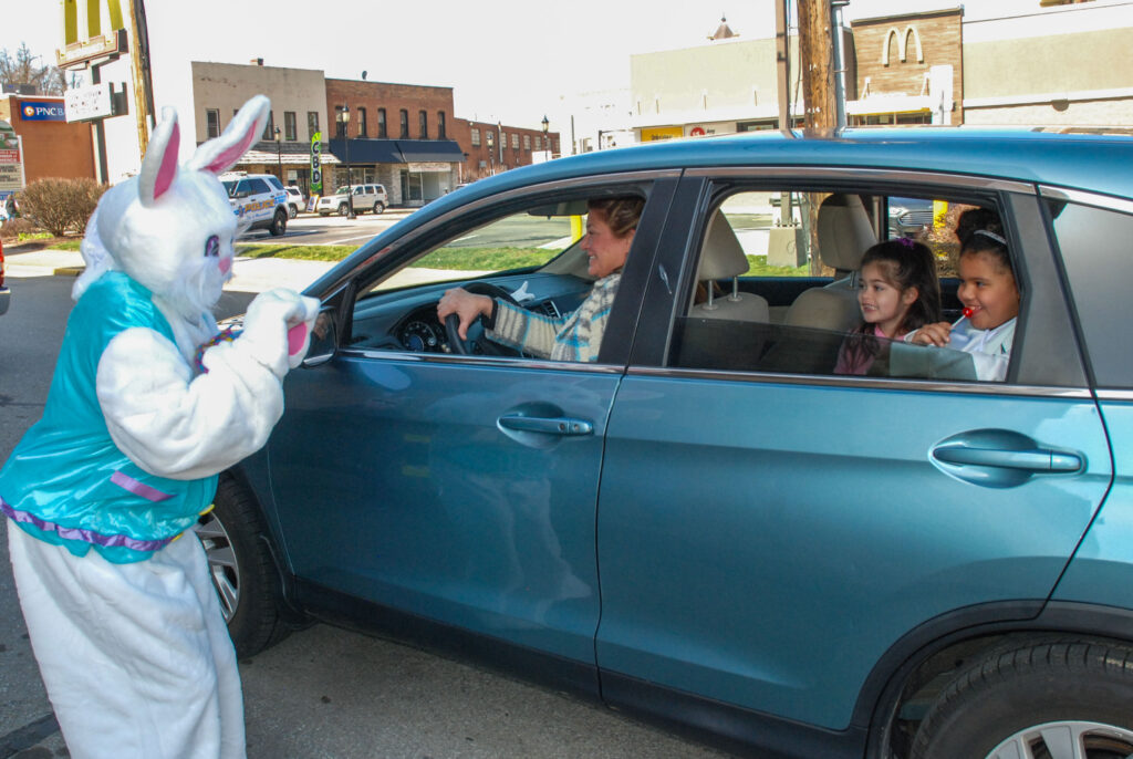 Angelo’s II hosts a visit from the Easter Bunny - Mon Valley Independent