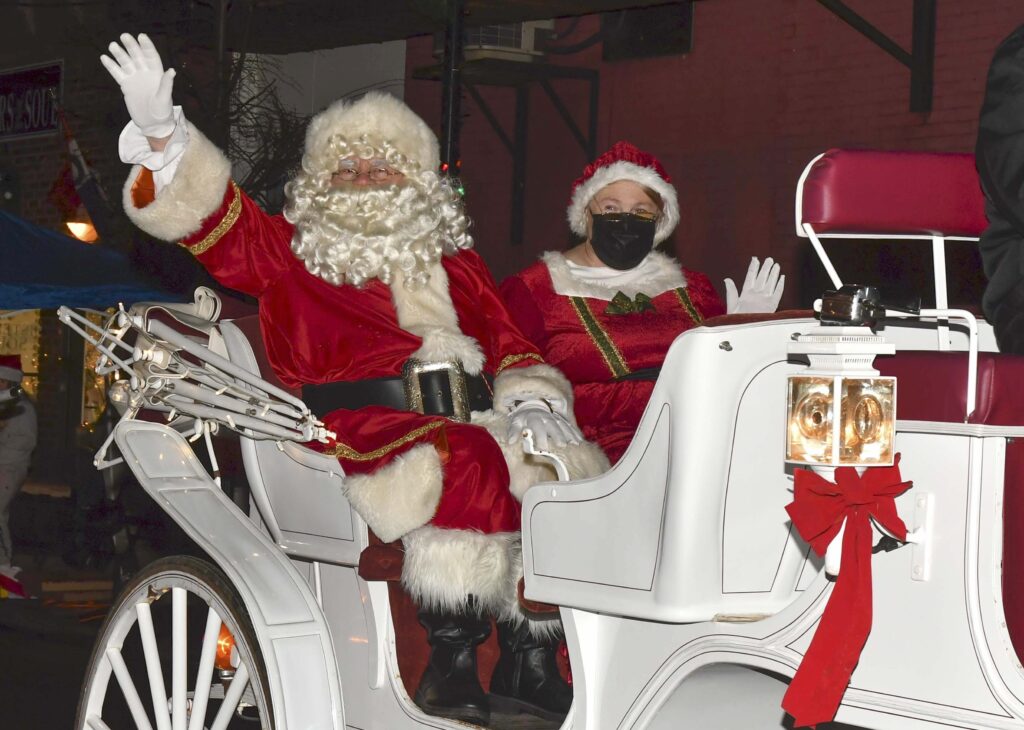 Santa arrives in Elizabeth - Mon Valley Independent