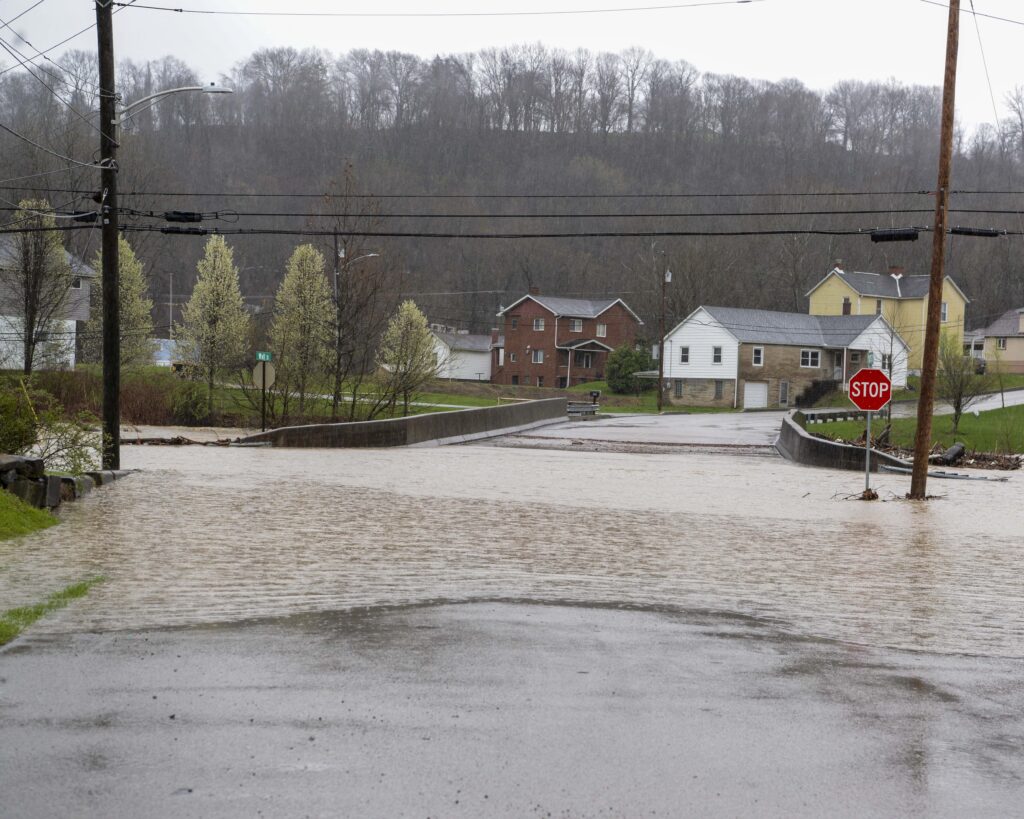 Record rainfall brings flooding, landslides around the Valley - Mon ...