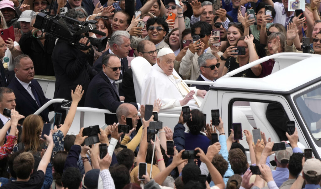 Pope Francis emerges from convalescence on Easter, delights crowd with ...