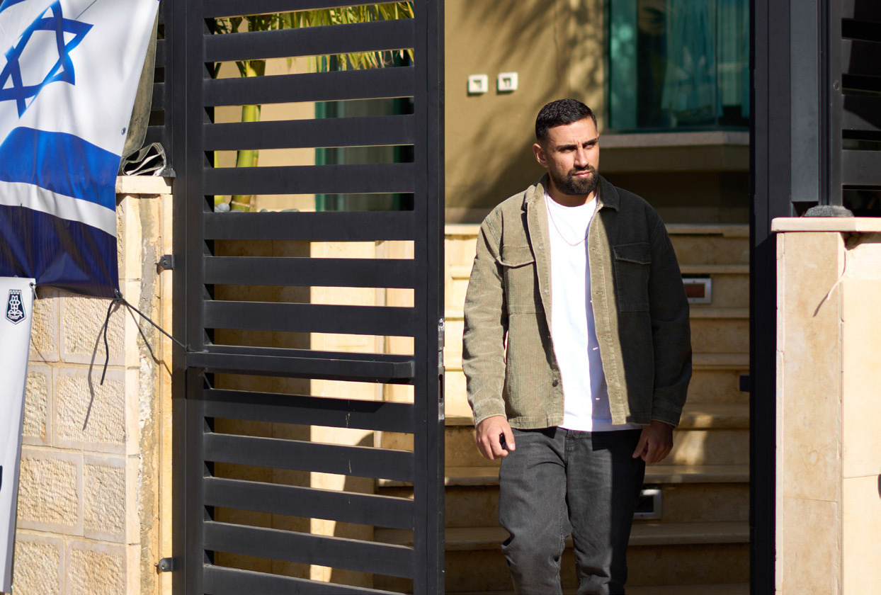 Israeli hostage released from 2 years of captivity in Gaza struggles to ...