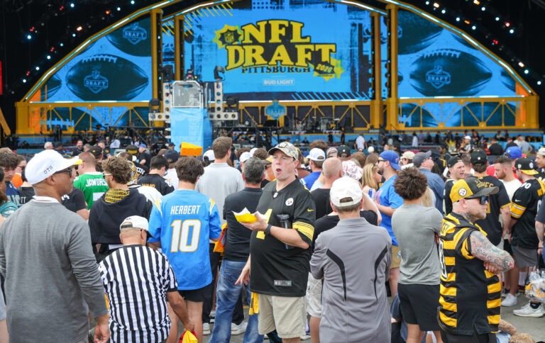 Friend’s wife told my boyfriend to keep her texts a secret - Mon Valley ...